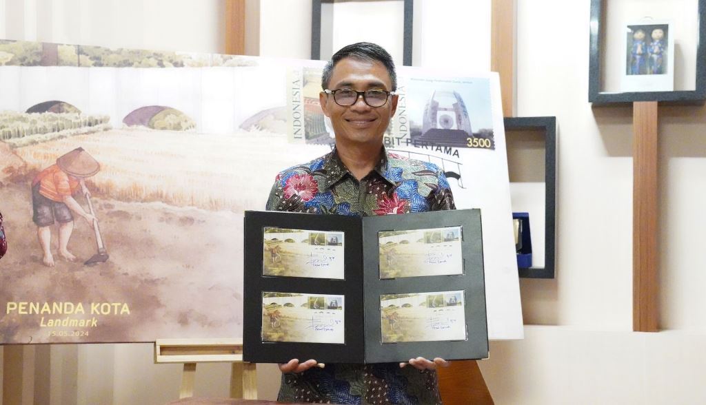 Pos Indonesia Dukung Peluncuran Prangko Seri Penanda Kota Buk Renteng di Acara HUT ke-108 Sleman